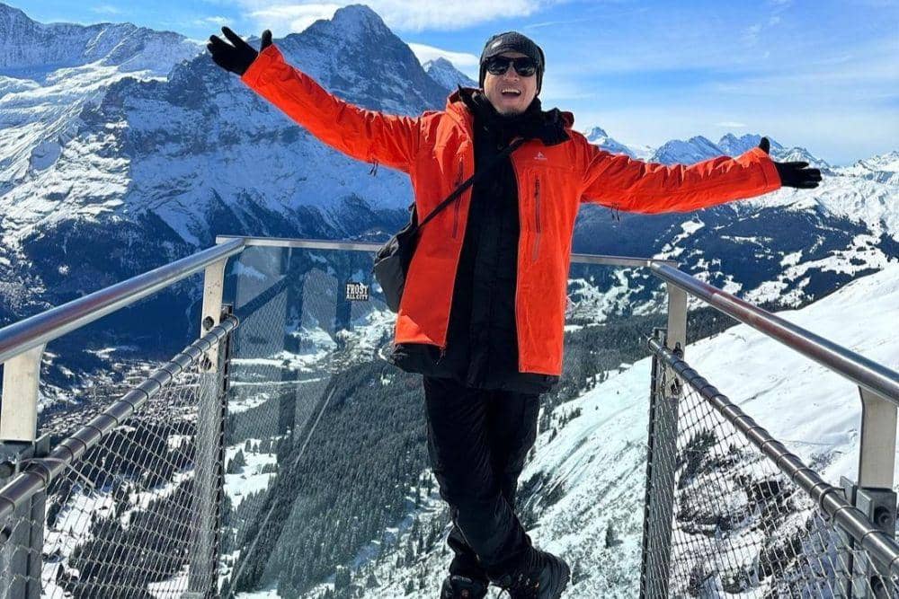 Profil Desta Mahendra, Presenter Kawakan yang Multitalenta | IDN Times