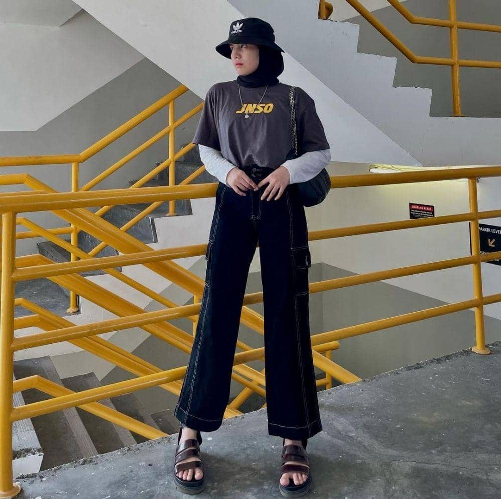 8 Referensi Outfit dengan T-Shirt Via Zulviani | IDN Times