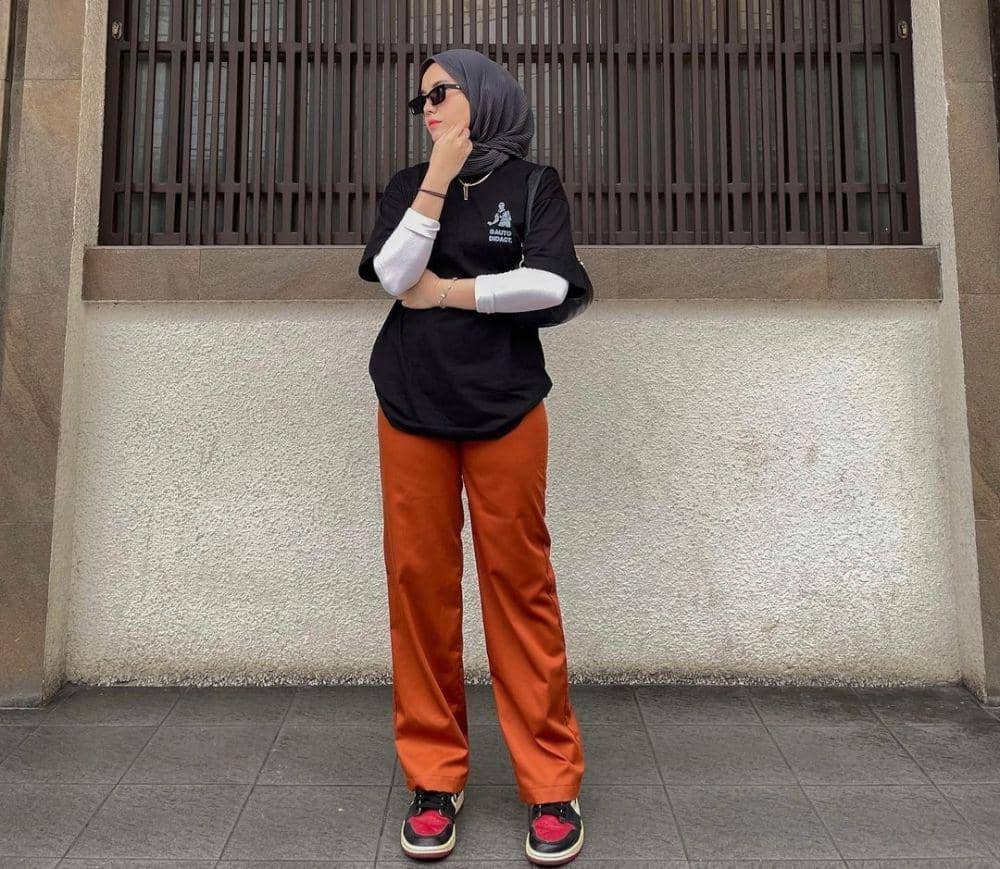 8 Referensi Outfit dengan T-Shirt Via Zulviani | IDN Times