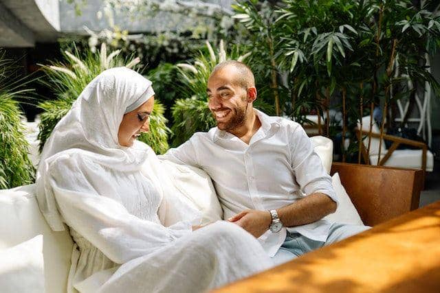 8 Hadits Rezeki Suami Tergantung Istri, Muliakan Pasangan! | IDN Times