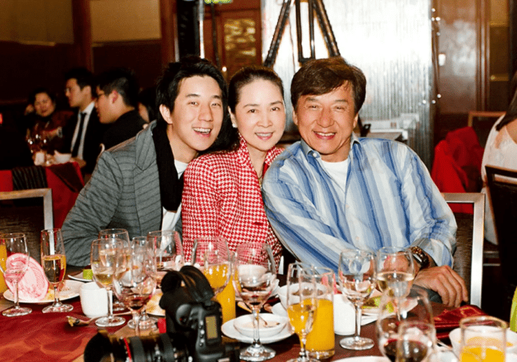 Biodata dan Profil Keluarga Jackie Chan, Istri hingga Anak | IDN Times