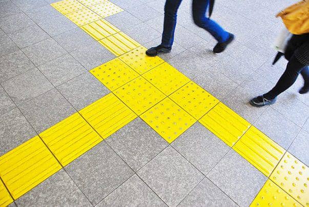 Mengenal Tactile Paving, Jalur Kuning Menonjol di Trotoar | IDN Times