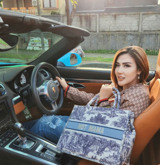 Biodata dan Profil Rey Utami, Disebut Artis Terkaya No. 1 | IDN Times