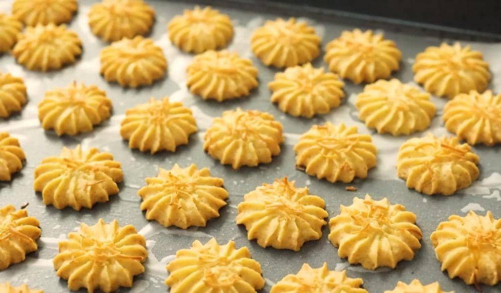 4 Tips Mudah Membuat Kue Semprit Keju ala Devina Hermawan | IDN Times