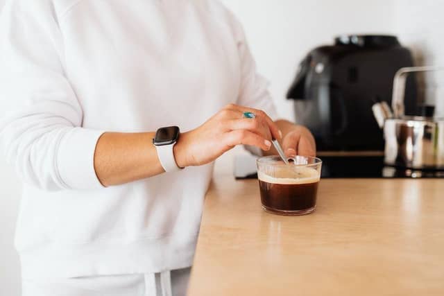 Berapa Lama Jarak Aman Minum Obat setelah Minum Kopi? | IDN Times