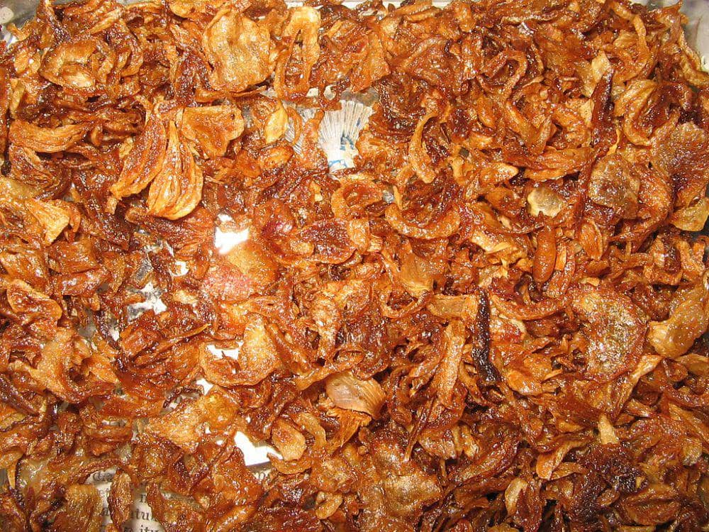 5 Tips Menggoreng Bawang Merah, biar Renyah dan Tahan Lama | IDN Times