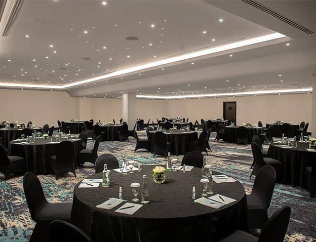 5 Hotel di Surabaya dengan Meeting Room Berkapasitas Ratusan | IDN ...
