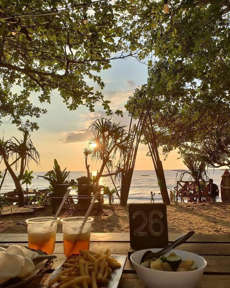 Pantai Pandan Carita Banten, Suasananya Mirip Bali | IDN Times Banten