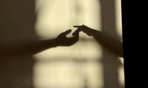 5 Dampak Positif Suami Terbiasa Mencium Tangan Istri | IDN Times