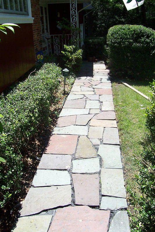 15 Ide Jalan Setapak Batu untuk Taman dan Halaman Rumah | IDN Times