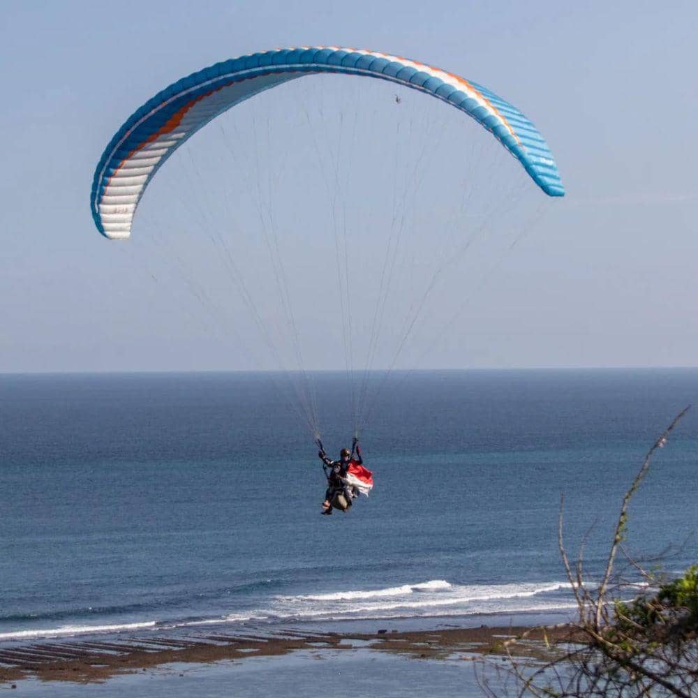 5 Tempat Paralayang di Bali dan Harganya, Seru Abis! | IDN Times Bali