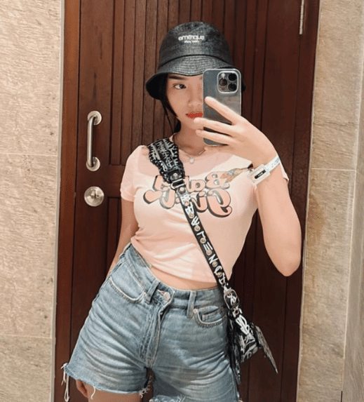 Styling Outfit Pink ala Fuji Utami | IDN Times