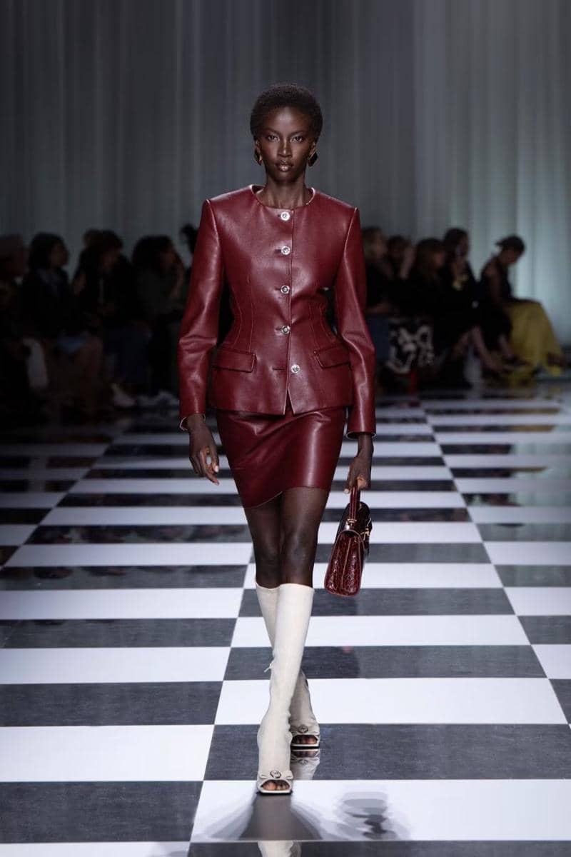 13 Koleksi Setelan SS24 Versace di MFW 2023, Effortless! | IDN Times
