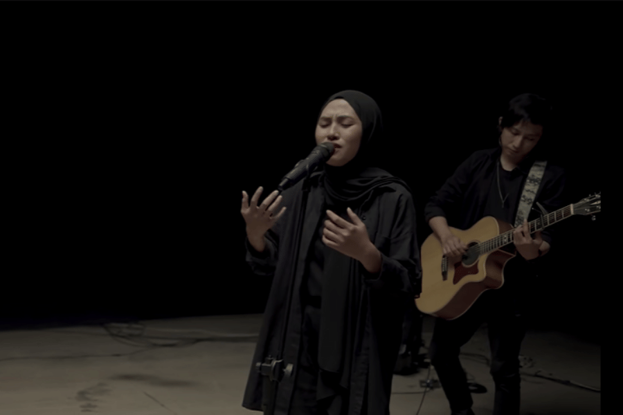 Lirik Lagu Runtuh - Feby Putri feat Fiersa Besari | IDN Times