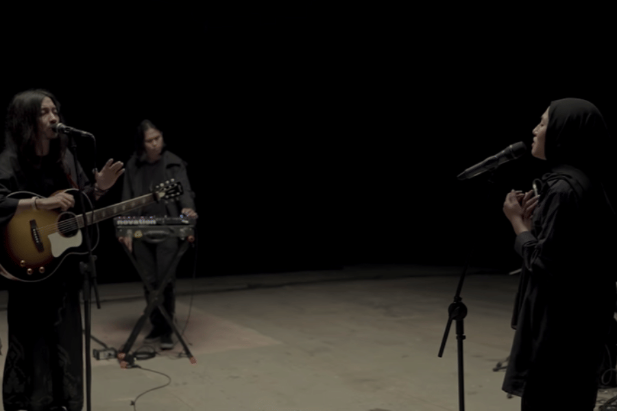 Lirik Lagu Runtuh - Feby Putri feat Fiersa Besari | IDN Times