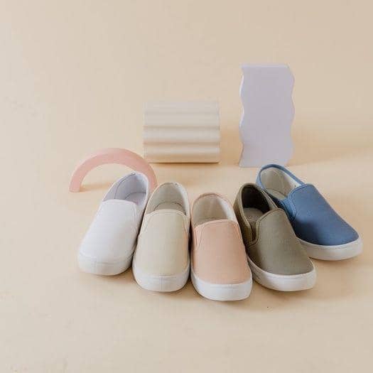 15 Rekomendasi Sepatu Slip On Brand Lokal Terbaik, Keren! | IDN Times