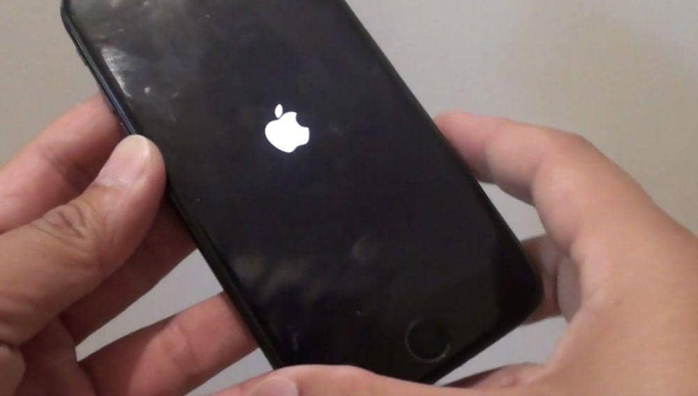 7 Cara Mengatasi iPhone Stuck di Logo Apple, Jangan Panik! | IDN Times