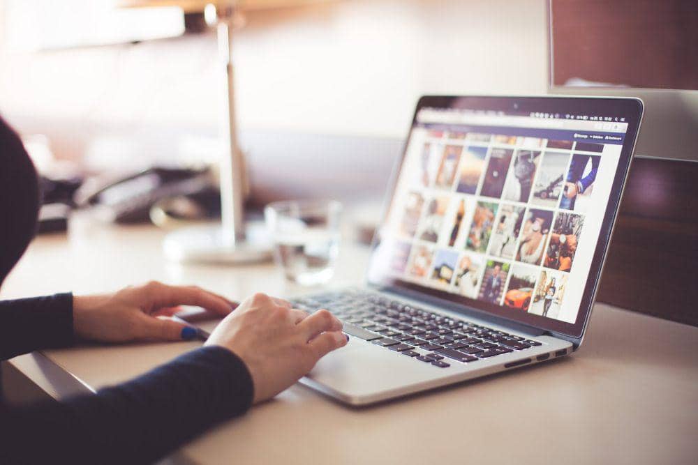 5 Cara Merawat Body Laptop yang Tepat | IDN Times