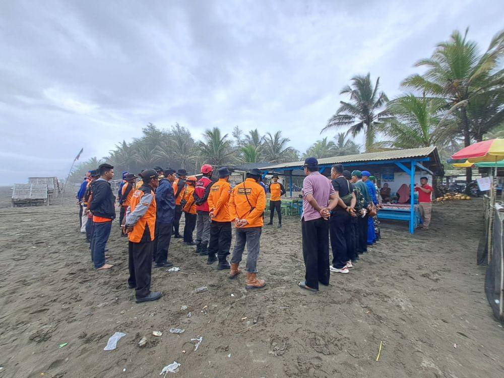 Ada Wisatawan Lagi yang Disapu Ombak Pantai Selatan | IDN Times Jateng