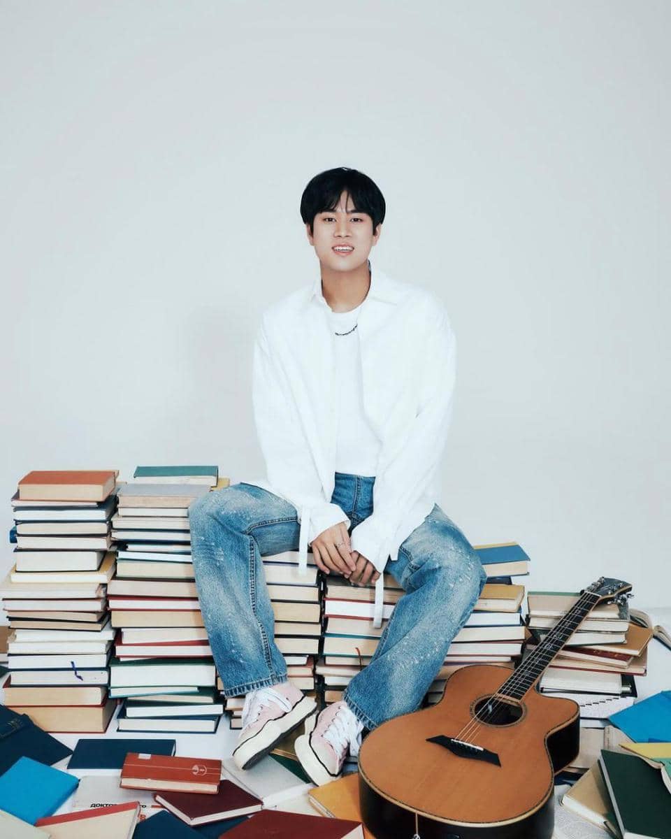 Lirik dan Terjemahan Lagu Ordinary Confession - Lee Mu Jin | IDN Times