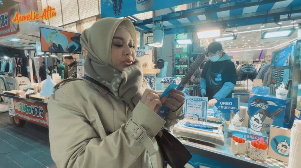 7 Potret Aurel Jajan Street Food Langganan di Korea | IDN Times