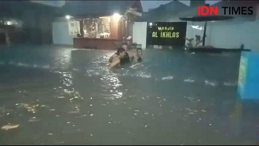 Diguyur Hujan Deras, Sejumlah Titik Kota Madiun Banjir | IDN Times Jatim