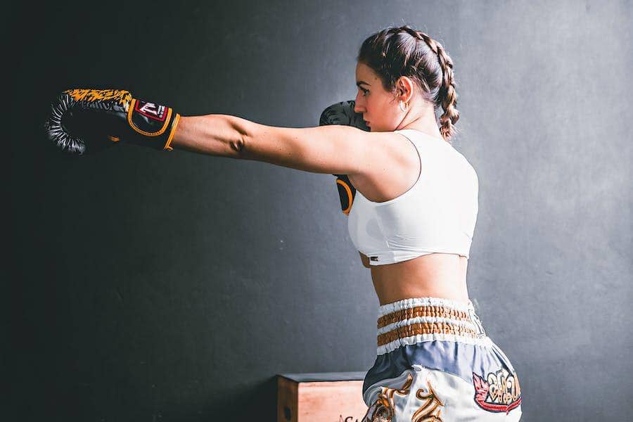 12 Gaya Ikat Rambut Cewek yang Trendy Banget, Sudah Jajal? | IDN Times