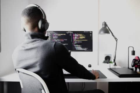 Beda Programmer, Coder, Developer, dan Engineer di Dunia IT | IDN Times