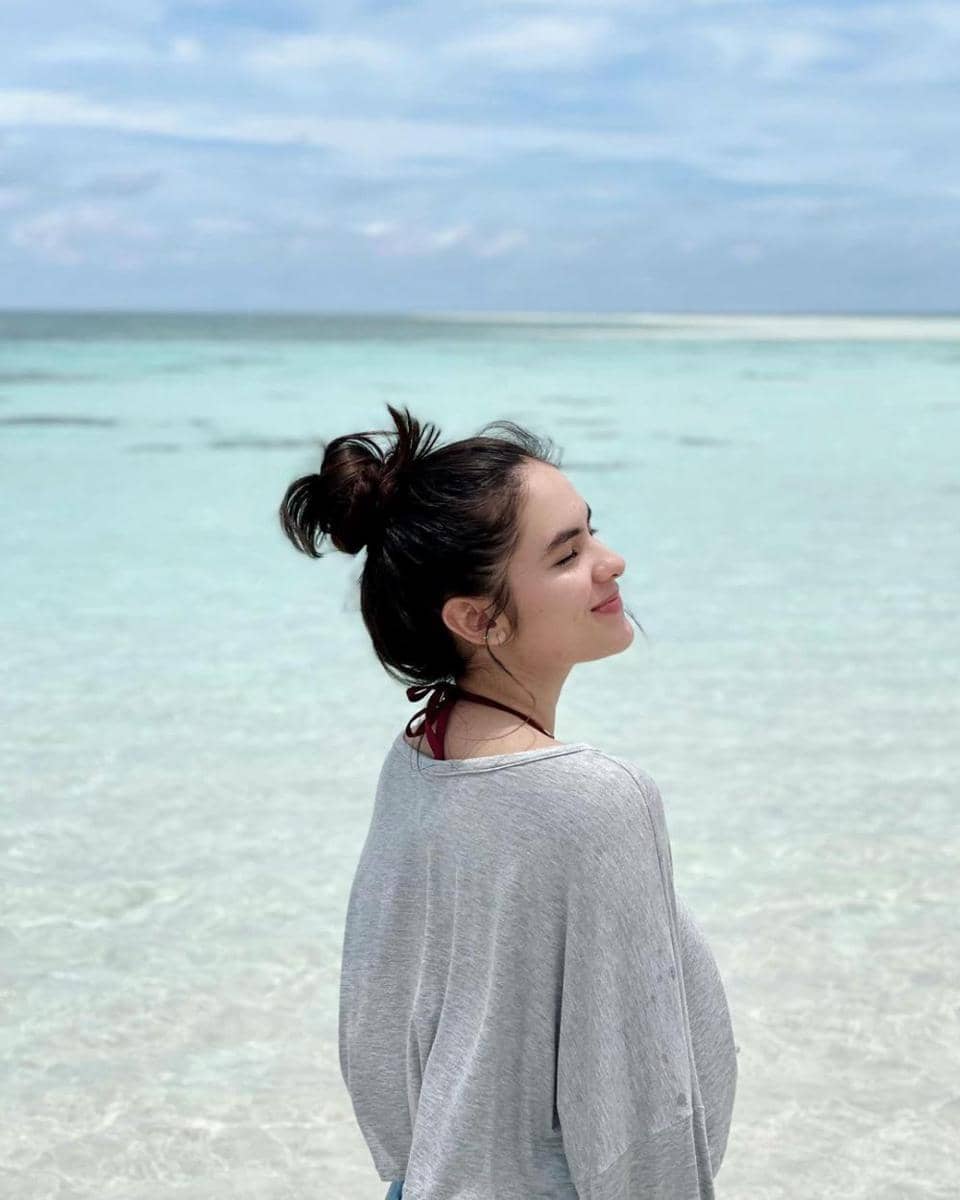 10 Inspirasi Gaya Rambut Messy Bun ala Artis, Mudah Disontek | IDN Times