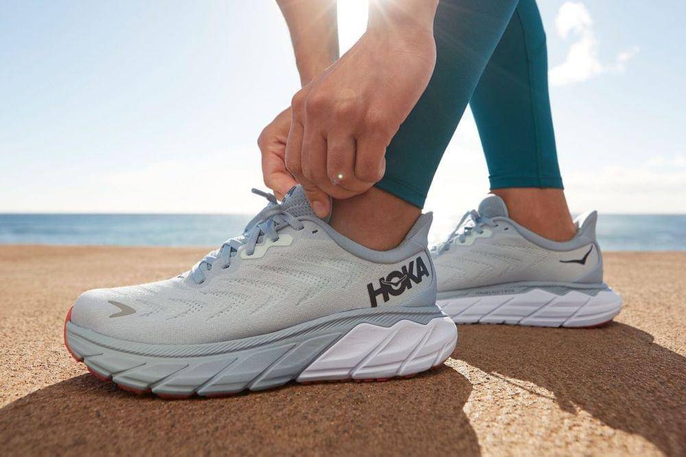 5 Perbedaan Sepatu Hoka Asli dan Palsu, Jangan Tertipu | IDN Times