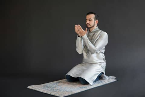 Lirik Sholawat Mahalul Qiyam, Lengkap dengan Latin dan Arti | IDN Times
