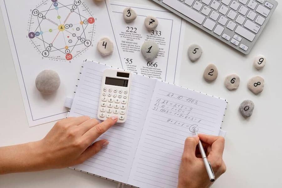 Contoh Soal Cryptarithm dan Cara Menyelesaikannya | IDN Times