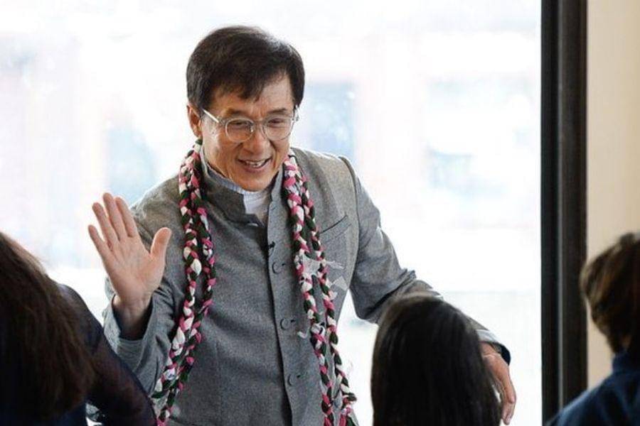 Profil dan Biodata Jackie Chan, Penampilannya Bikin Pangling | IDN Times