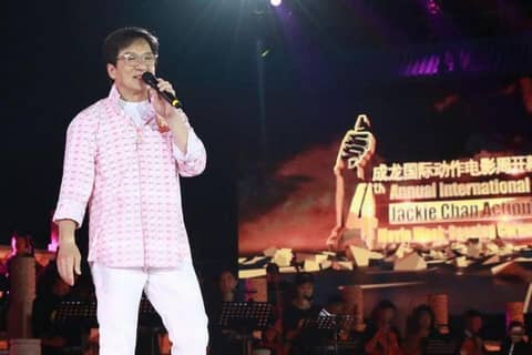 Profil dan Biodata Jackie Chan, Penampilannya Bikin Pangling | IDN Times