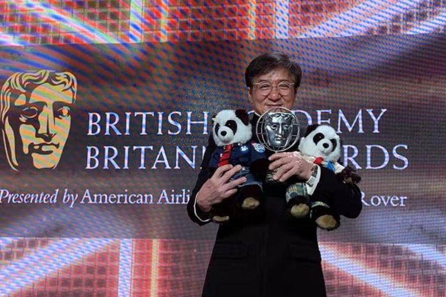 Profil dan Biodata Jackie Chan, Penampilannya Bikin Pangling | IDN Times