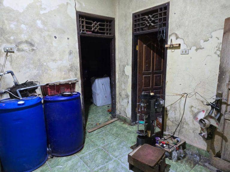 Bea Cukai Gerebek Pabrik Alkohol di Lamteng, 19 Ribu Botol | IDN Times ...