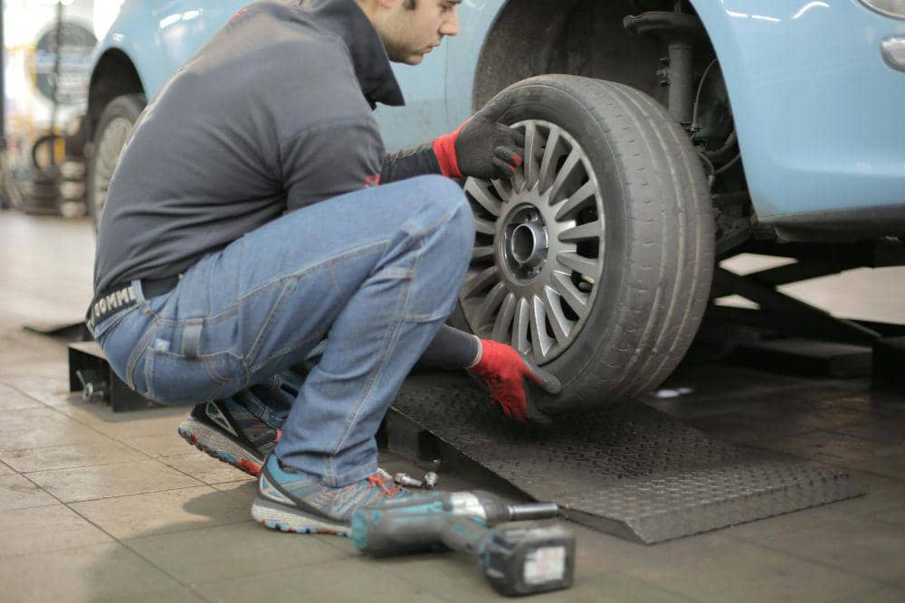 4 Cara Merawat Mobil yang Sering Parkir di Luar Ruangan | IDN Times