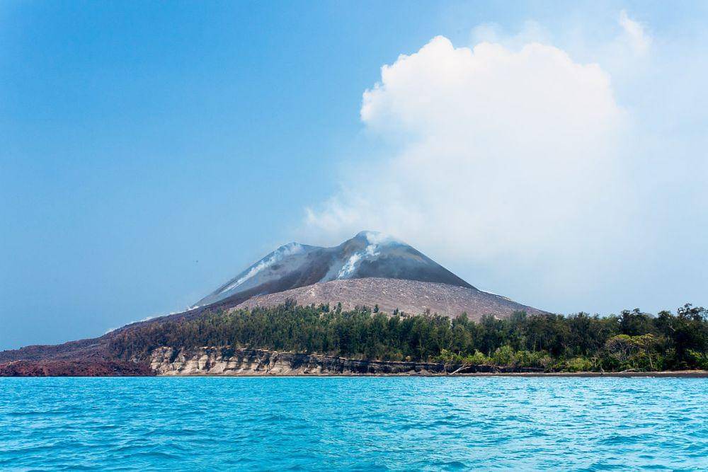 7 Gunung Berapi Indonesia yang Erupsi Sepanjang April 2024 | IDN Times