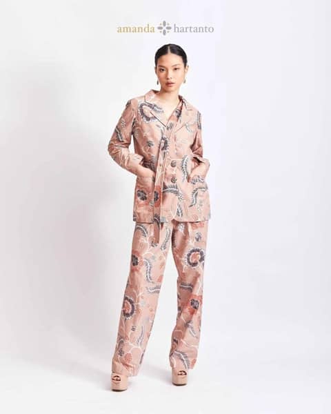 8 Model Baju Batik Terbaru 2024, Kekinian ala Gen Z | IDN Times