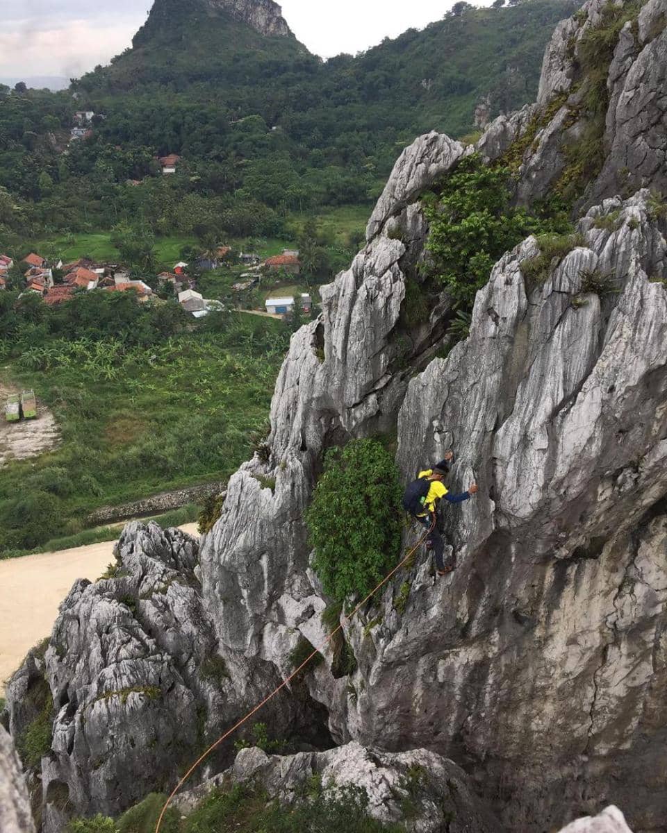 12 Spot Panjat Tebing Terbaik di Indonesia, Menguji Nyali! | IDN Times ...