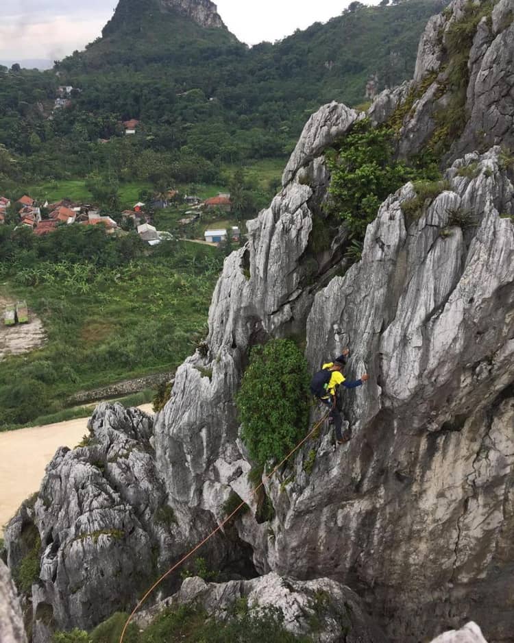 12 Spot Panjat Tebing Terbaik di Indonesia, Menguji Nyali! | IDN Times ...
