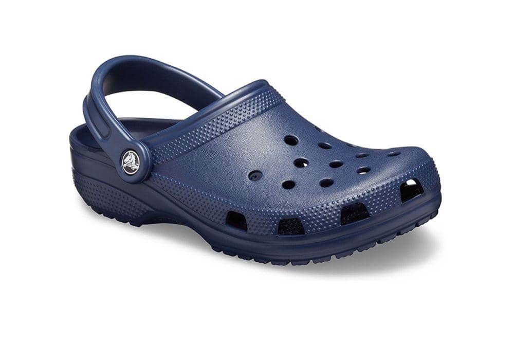 10 Perbedaan Crocs Asli dan Palsu, Cek Logo hingga Strapnya | IDN Times