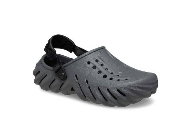 10 Perbedaan Crocs Asli dan Palsu, Cek Logo hingga Strapnya | IDN Times