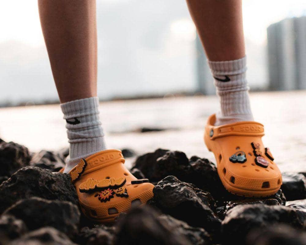 10 Perbedaan Crocs Asli dan Palsu, Cek Logo hingga Strapnya | IDN Times