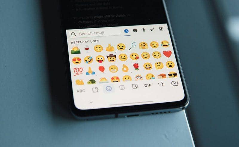 60 Arti Emoji WA Terlengkap, Wajah Meleleh hingga Mawar Layu | IDN Times