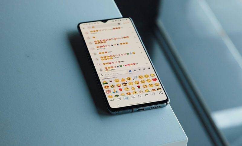 60 Arti Emoji WA Terlengkap, Wajah Meleleh hingga Mawar Layu | IDN Times