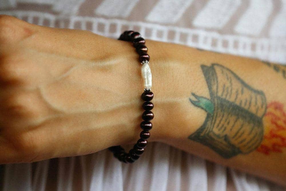 5 Arti Gelang Hitam dalam Hubungan, Simbol Cinta? | IDN Times