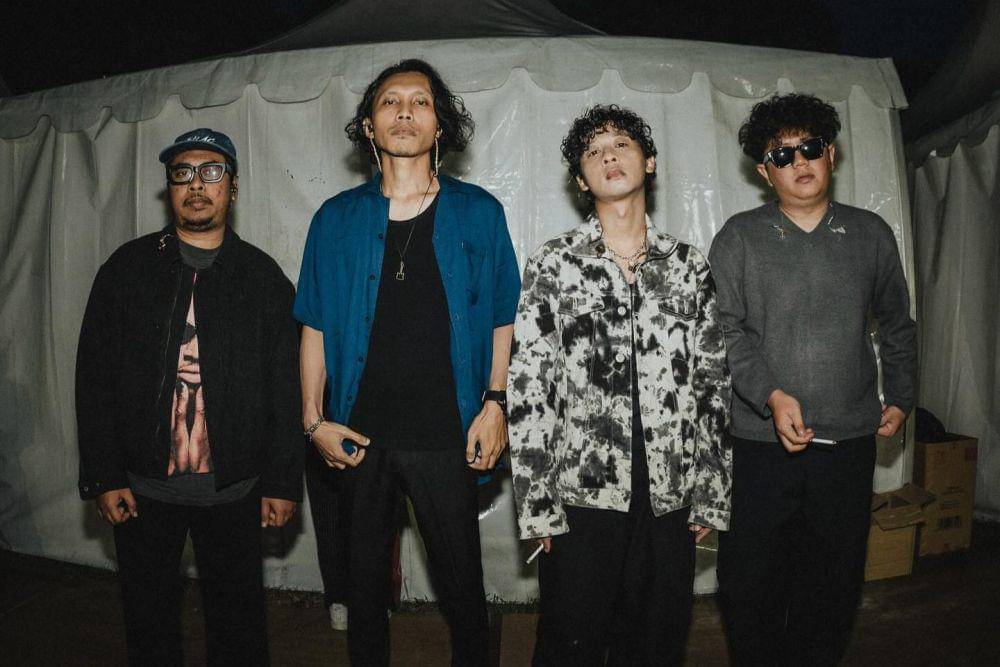 9 Lagu Coldiac yang Cocok Temani Rutinitas Malam Hari, Candu | IDN ...