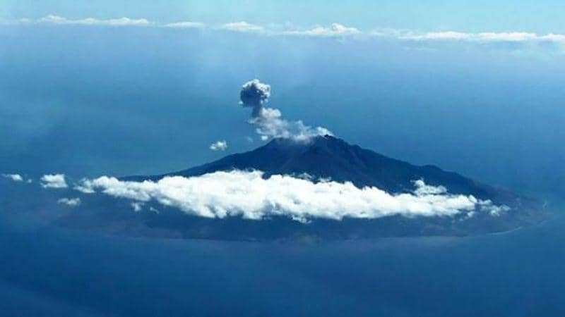 Melihat Gunung Sangiang Api di Bima, Menantang untuk Dijajal! | IDN ...
