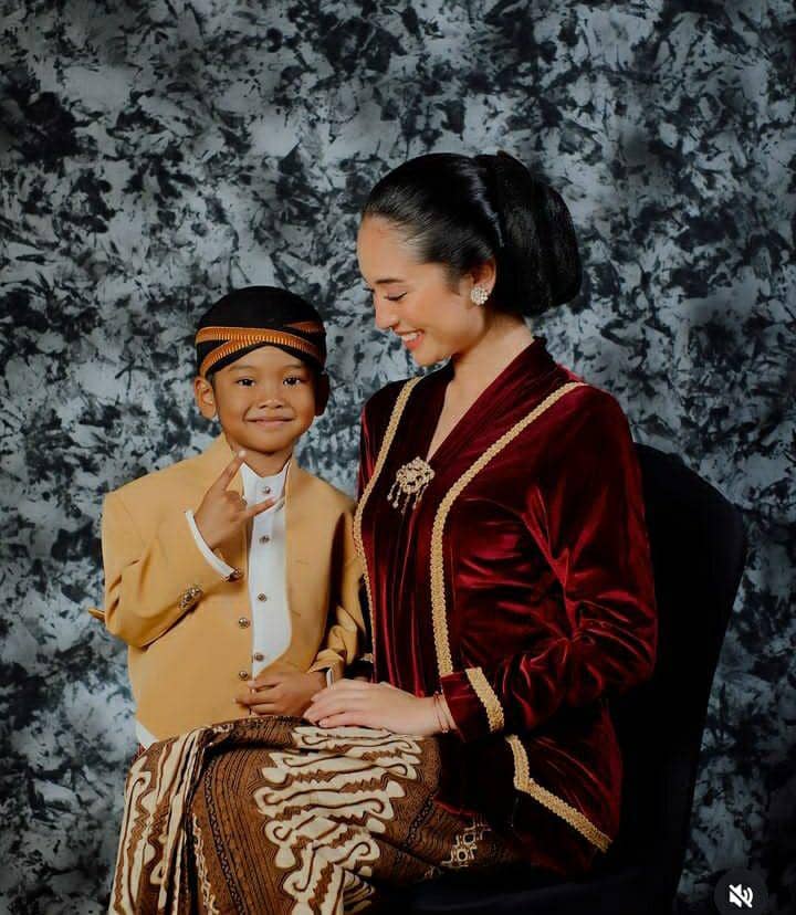 7 Potret Asha Assuncao dengan Kebaya Jawa | IDN Times